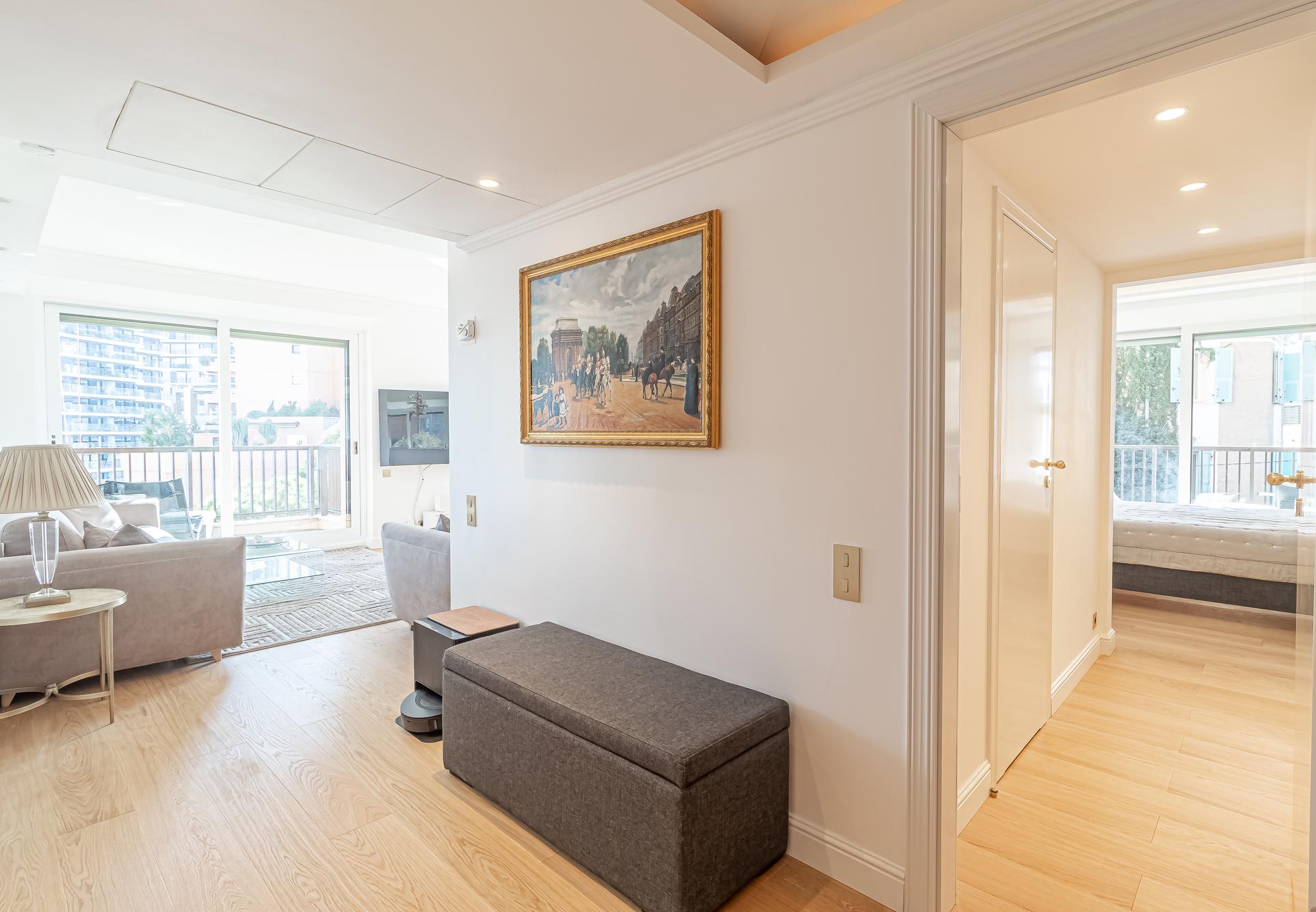 Splendid, large 1-bedroom | Renovated, swimming pool, concierge ...