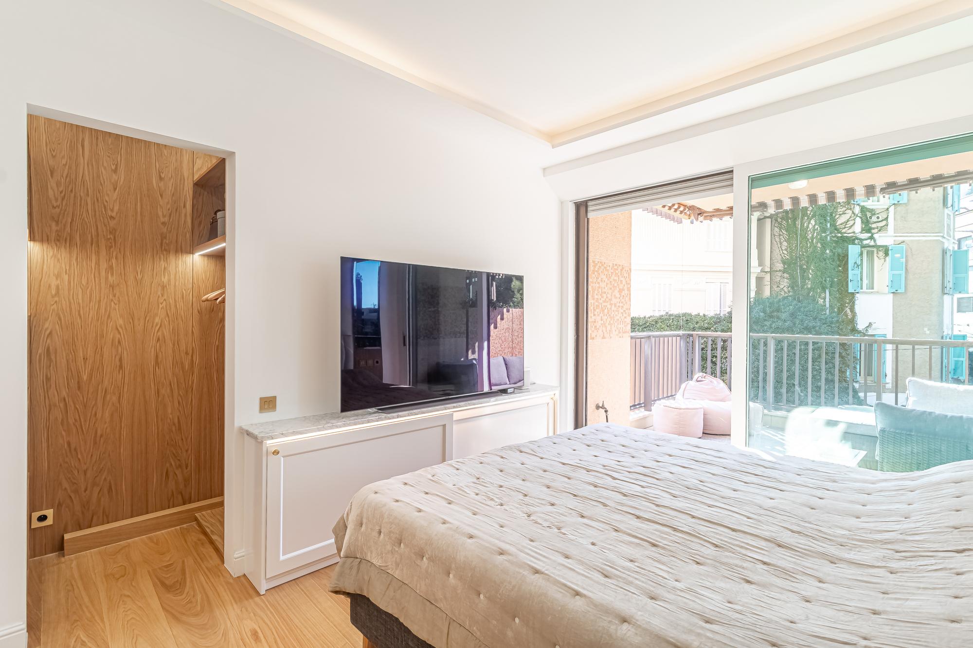 Splendid, large 1-bedroom | Renovated, swimming pool, concierge ...